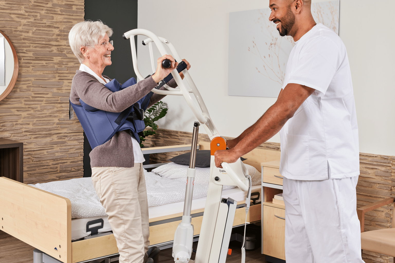 NORA Alu Sit-to-Stand Lift | Savaria Patient Care