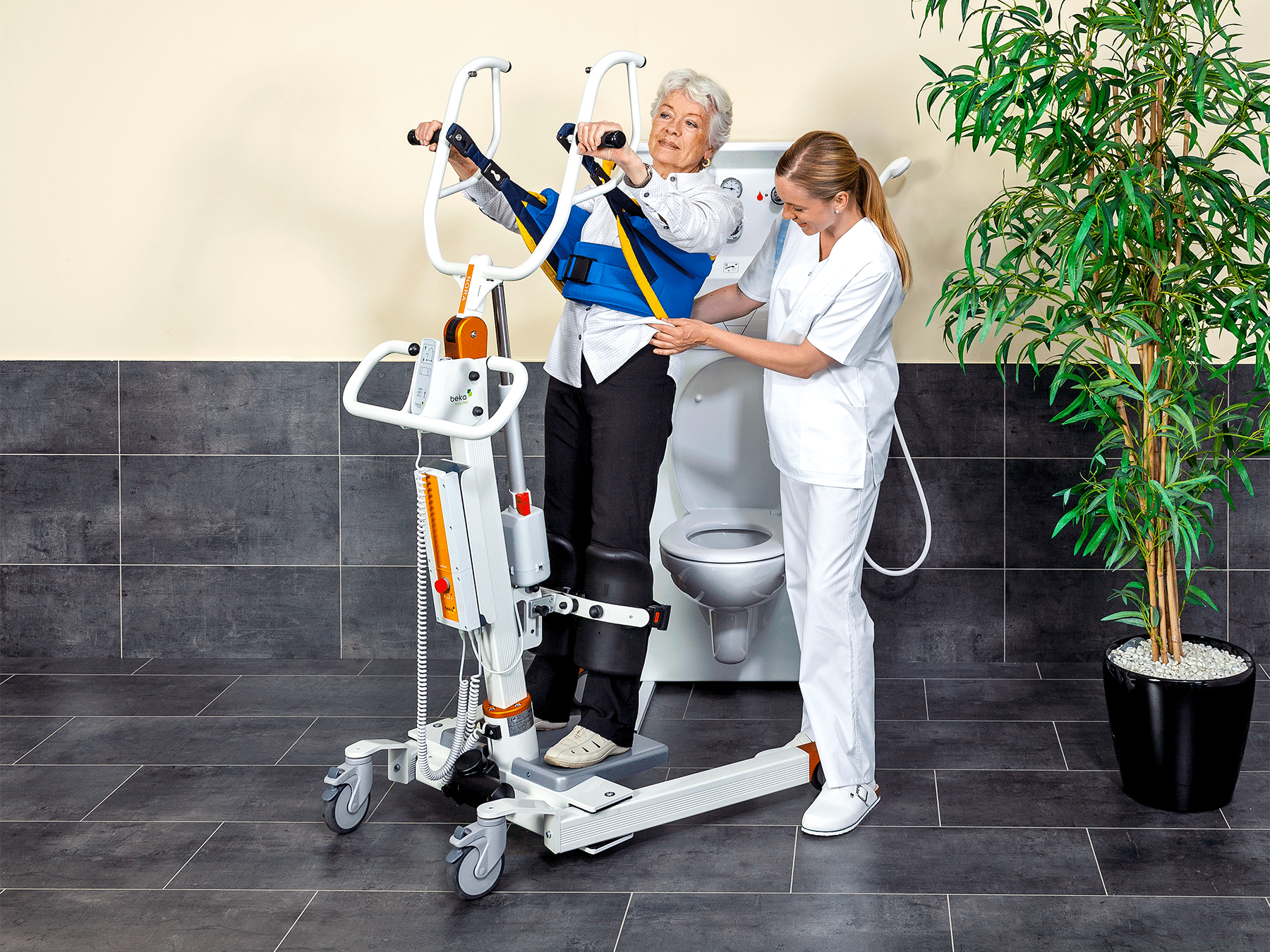 NORA Alu Sit-to-Stand Lift | Savaria Patient Care