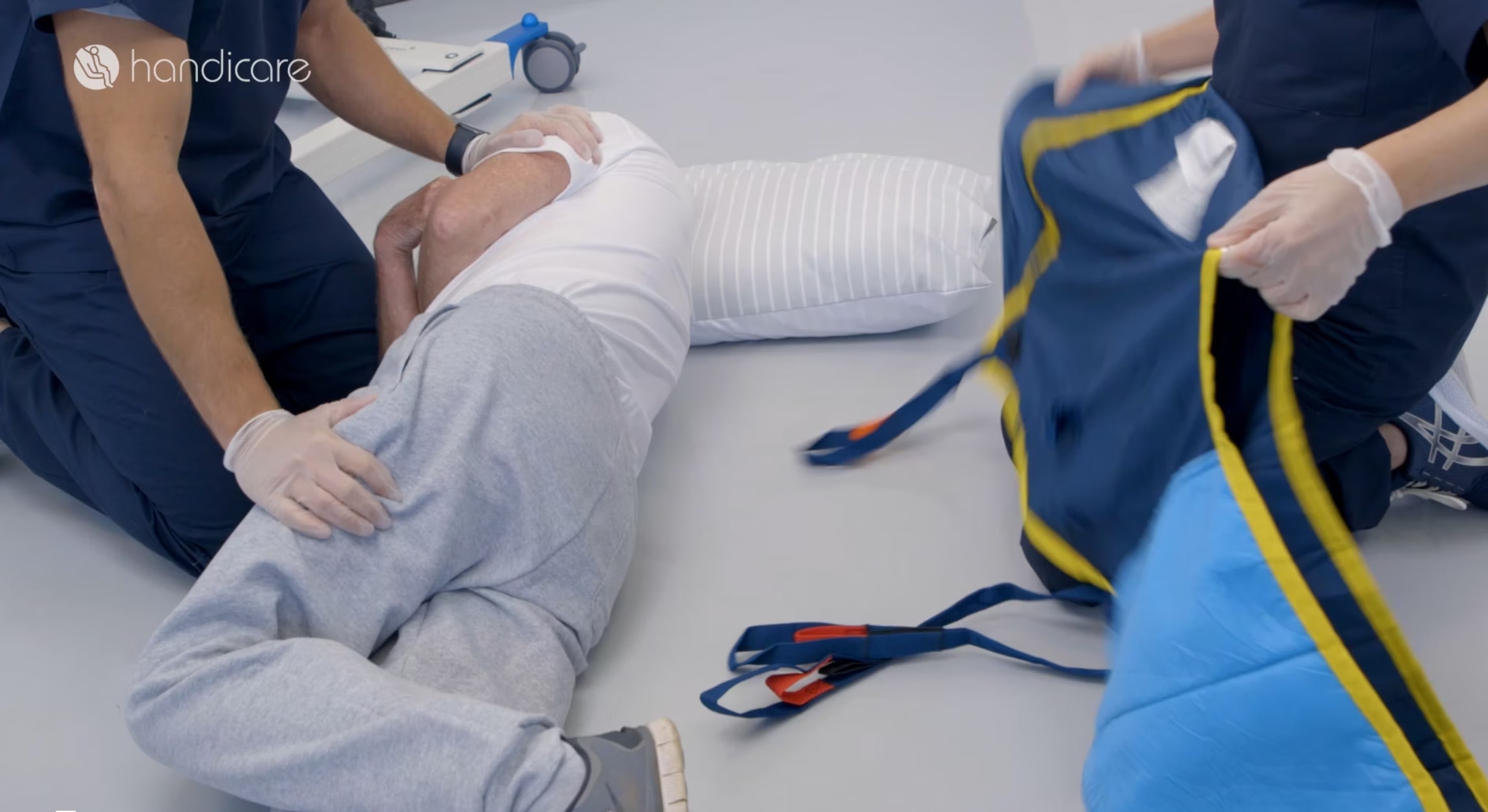 Sling Application Picking up from Floor - Soins aux patients de Savaria